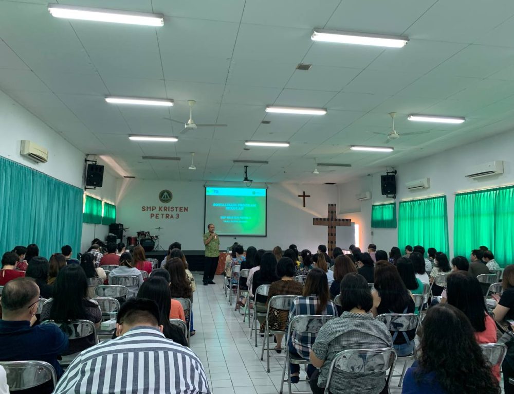 SMP Kristen Petra 3 Gelar Ucapan Syukur HUT ke-41 – SMP Kristen Petra 3