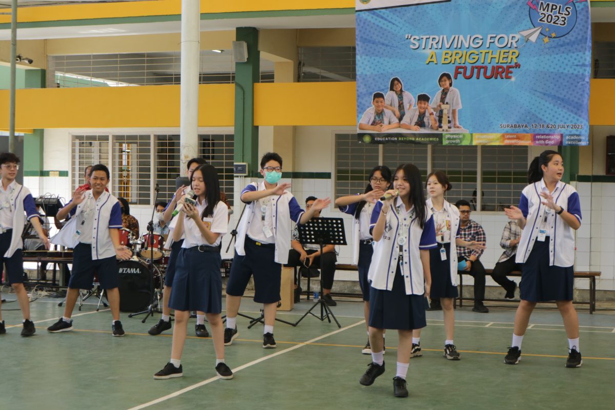 Masa Pengenalan Lingkungan Sekolah di SMP Kr. Petra 3: Memperkenalkan ...