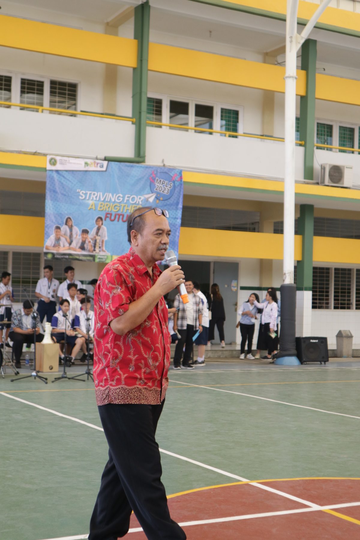 Masa Pengenalan Lingkungan Sekolah di SMP Kr. Petra 3: Memperkenalkan ...
